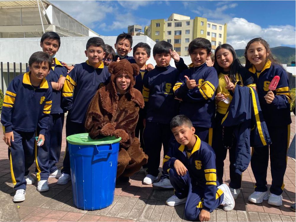 ¡Que oso no botar la basura en su lugar! – Colegio San Francisco Javier
